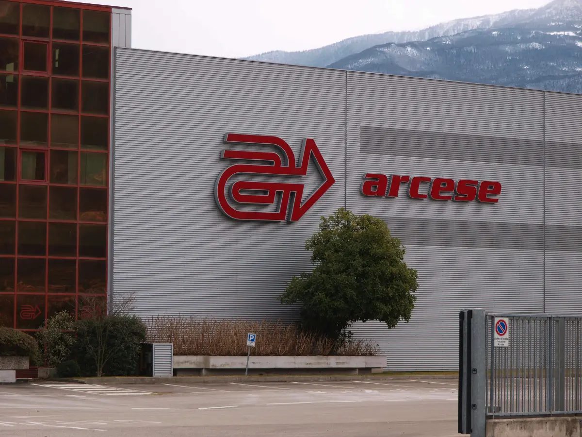 Nuovo logo per i mezzi di Arcese, si comincia dai trattori